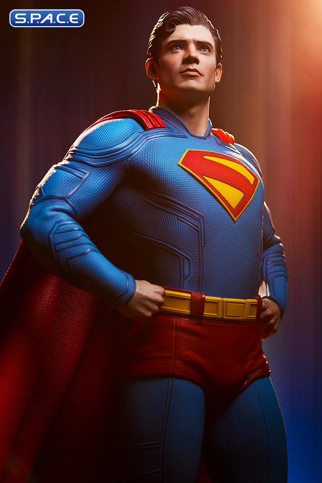 Superman Premium Format Figure (Superman)